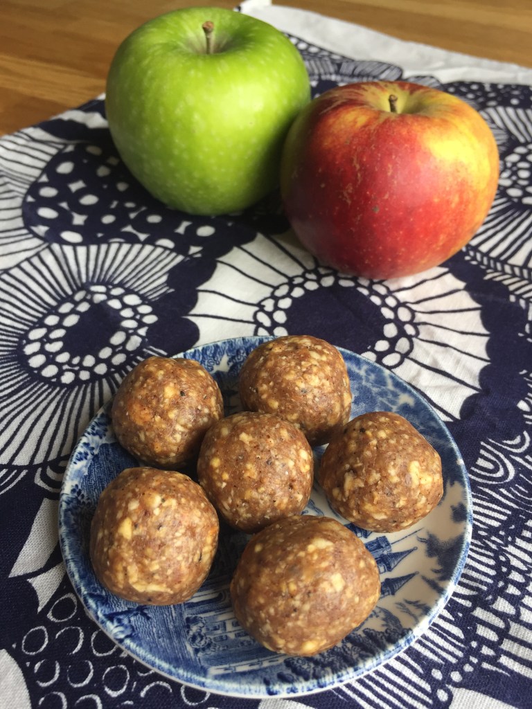 Fruktiga energibollar | en smaksak